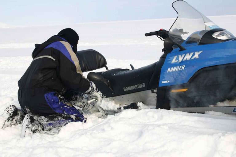 How do You Ride a Snowmobile? [Full Guide for Beginners] – PowerSportsGuide